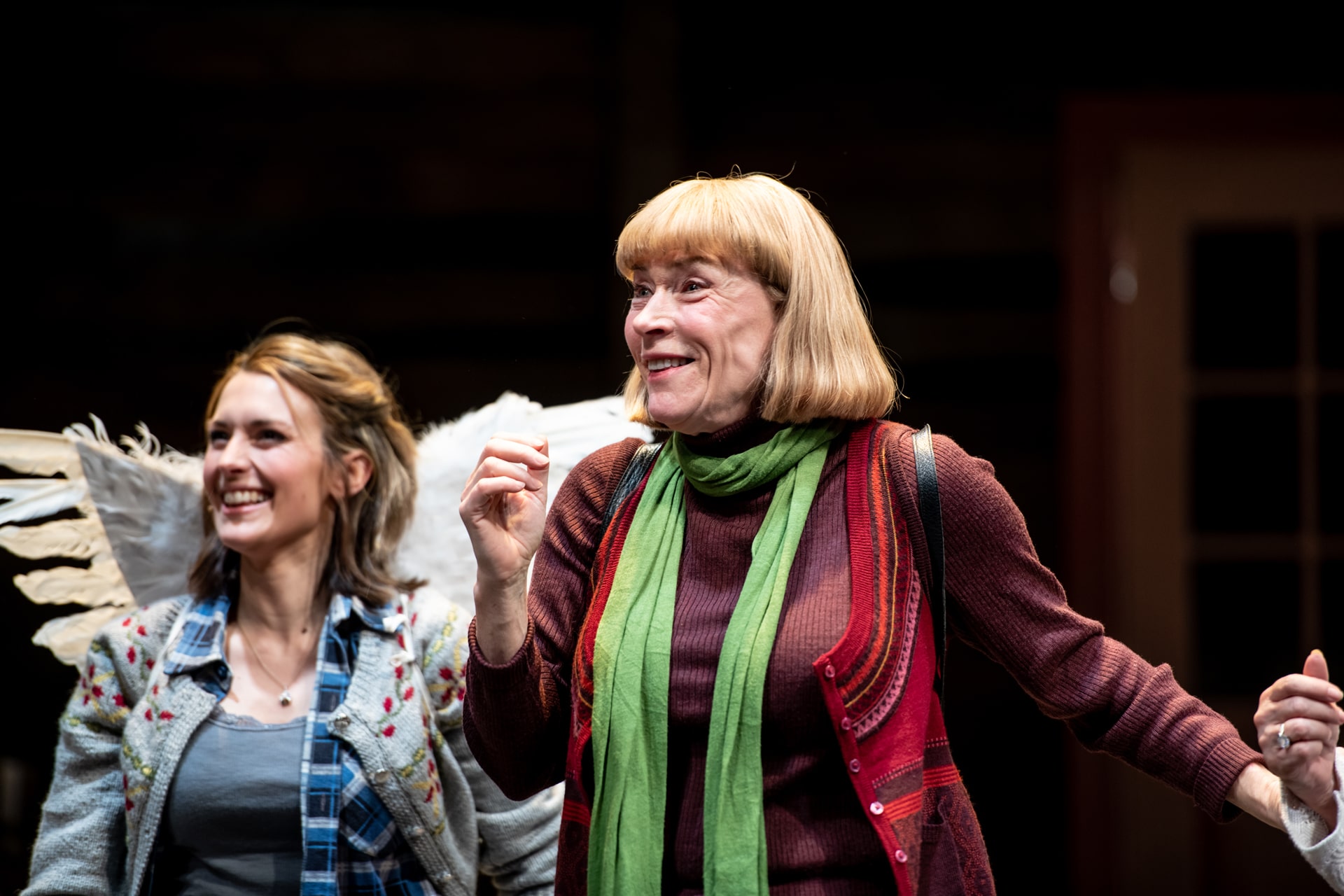 Pressemeldinger og fotografier fra et hvert teaterstykke.